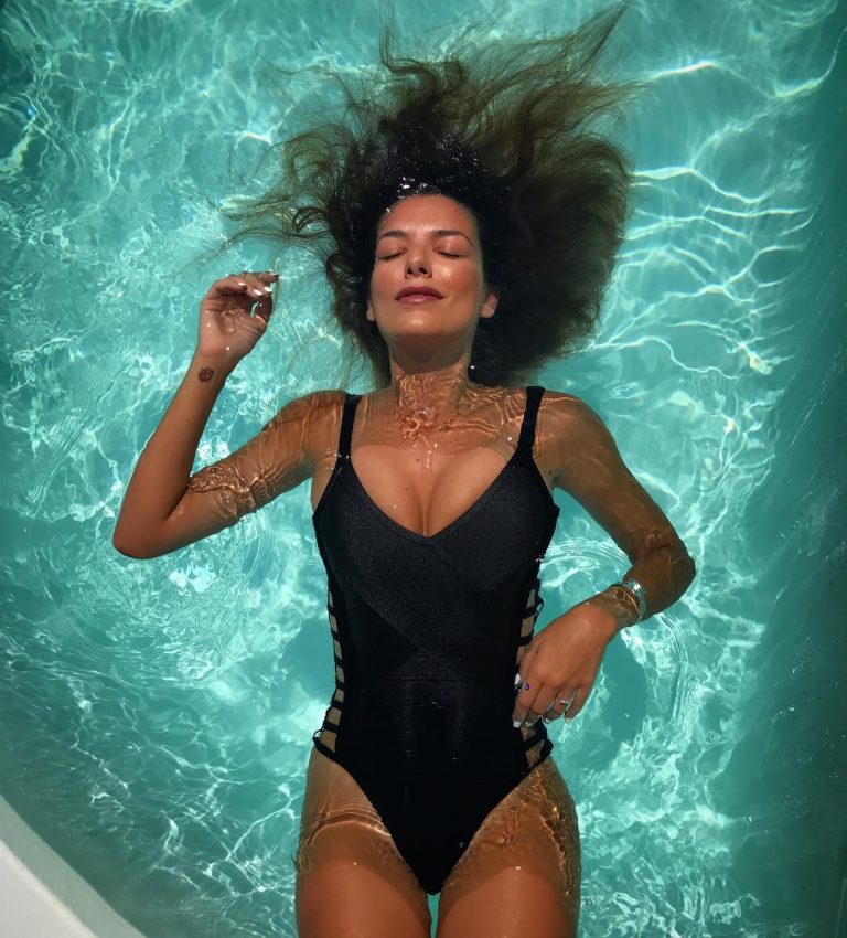 Η Νικολέτα Ράλλη είναι το θαύμα των bikini | LifeViews