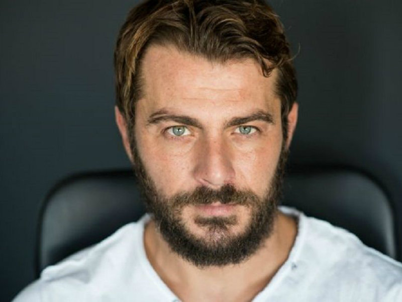 Γιώργος Αγγελόπουλος: Πρώτη φορά παρουσιαστής και κερνά “ντανοπιτάκια ...