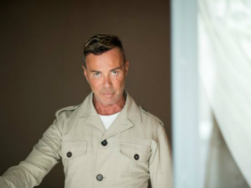 Ο Λάκης Γαβαλάς φωτογραφήθηκε με ψηλοτάκουνα | LifeViews