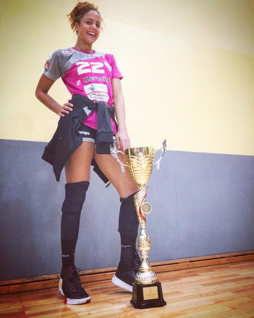 Λαμπρίνα Τσάκαλου: H όμορφη παίκτρια χάντμπολ | LifeViews